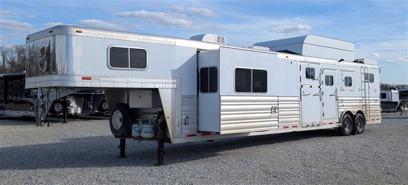 2012 Platinum RARE 2+1 with Custom Living Quarters
