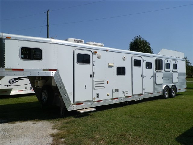 2002 EXISS 4 HORSE 8 WIDE 14' SHORT WALL 4 HORSE MID TACK, HAY RACK