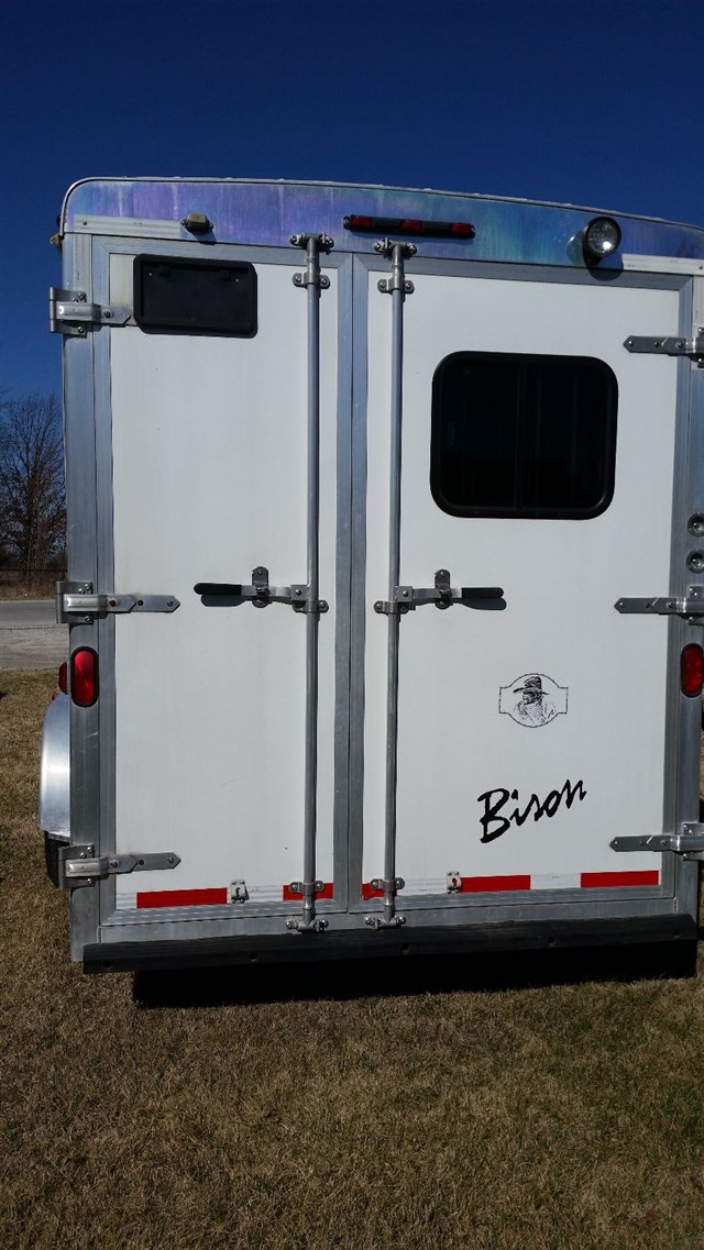 2012 Bison Stratus LT, ALL ALUMINUM full living quarter STRATUS 3 HORSE