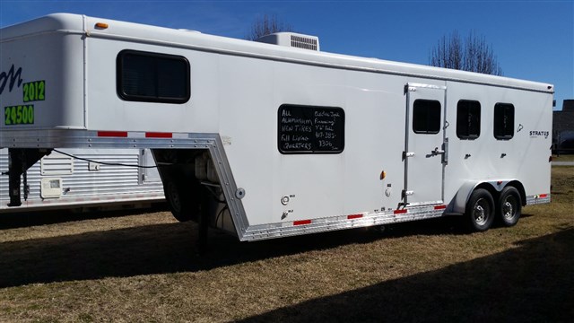 2012 Bison Stratus LT, ALL ALUMINUM full living quarter STRATUS 3 HORSE