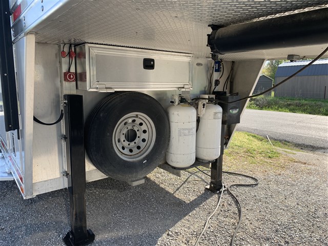 2015 LAKOTA 4 HORSE, LP GENERATOR, HAY RACK, RAMP 8411, ALL ALUMINUM ...