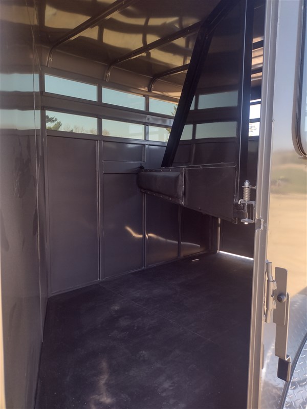 2025 S&S Manufacturing 2 Horse Slant Load Horse Trailer