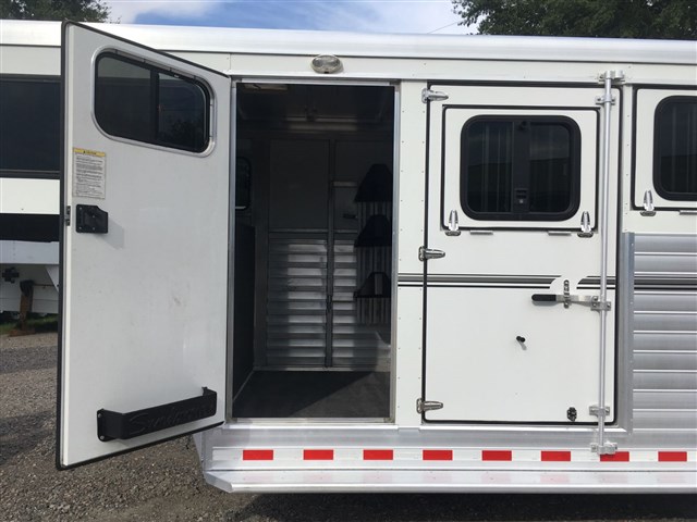 2011 Sundowner Rear ramp and tack, escape door, drop down windows