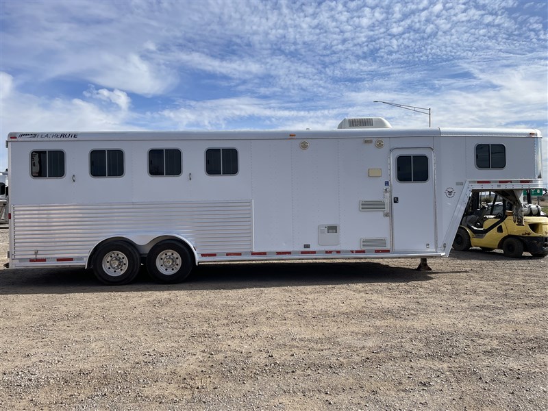 2003 Featherlite 4 horse W/ 8' SW
