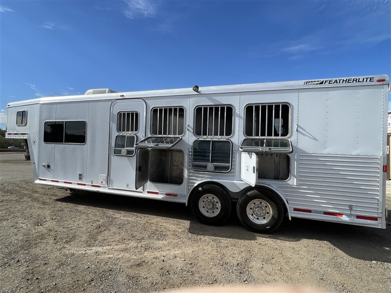 2003 Featherlite 4 horse W/ 8' SW