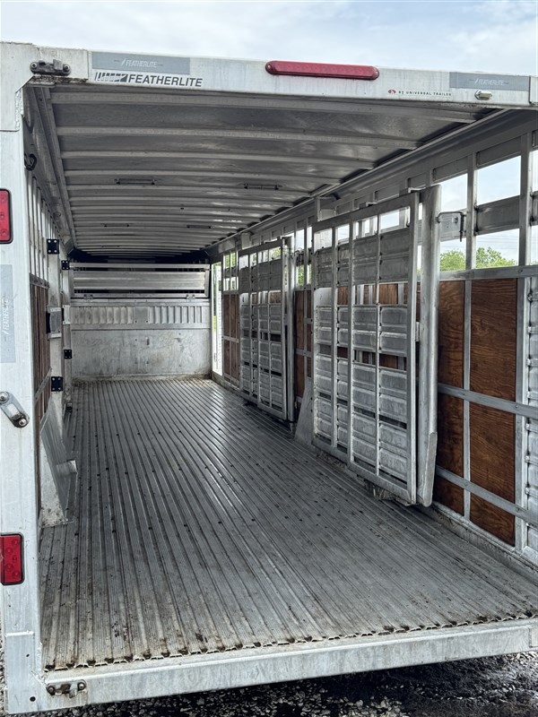 2010 Featherlite 30' STOCK - U0177