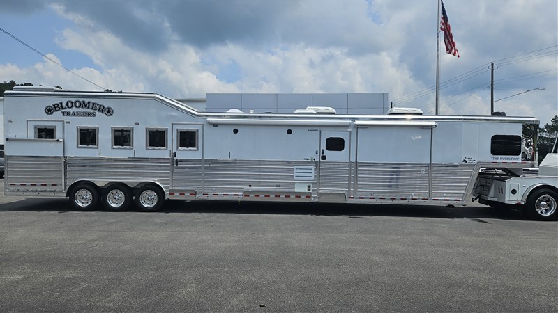 2024 Bloomer 5 Horse LQ