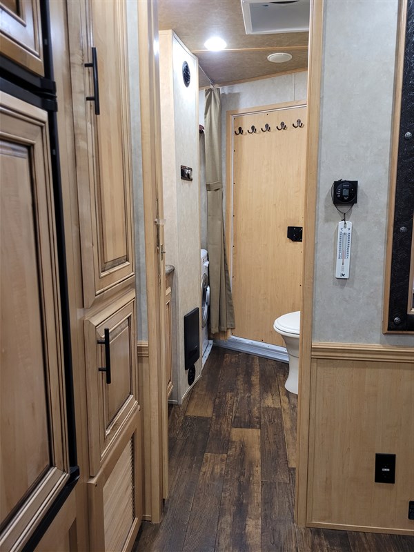 2017 Bison 46 FT Premiere 8317 PRDS washer/dryer