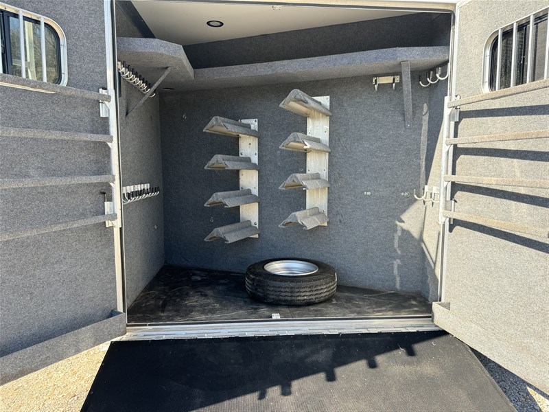 2012 Bloomer 4H Bumper pull