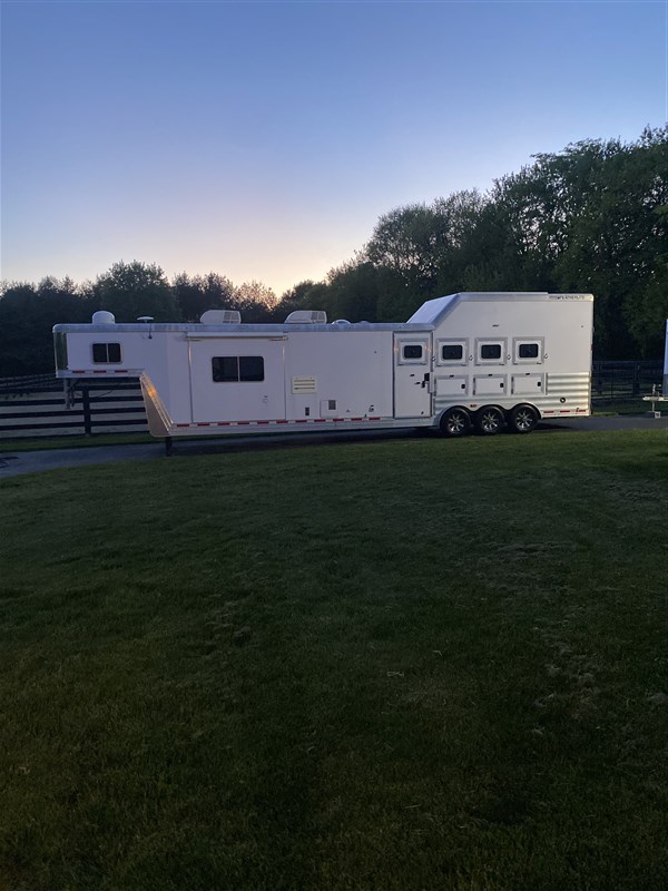 2016 Featherlite 8582