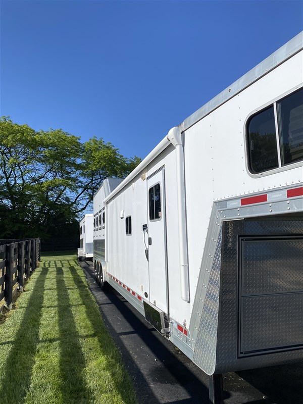 2016 Featherlite 8582