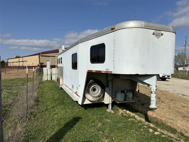2000 Hart Three Horse Deluxe Slant Stall