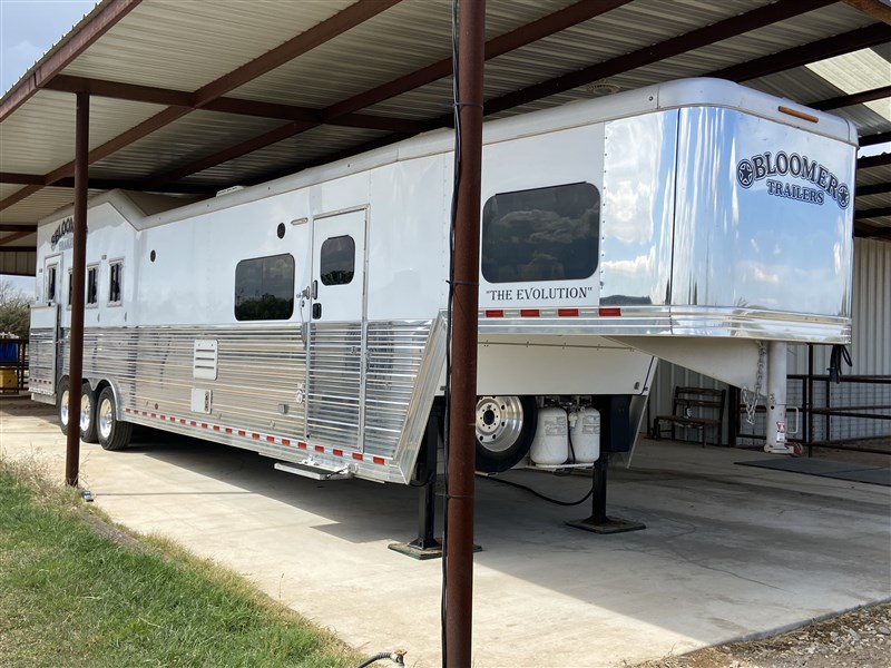 2017 Bloomer 4 Horse side load. 18 ft Outlaw Living Quarters