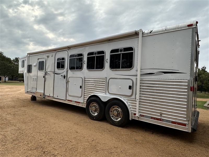 2003 Featherlite 8581 4 horse w/living quarters