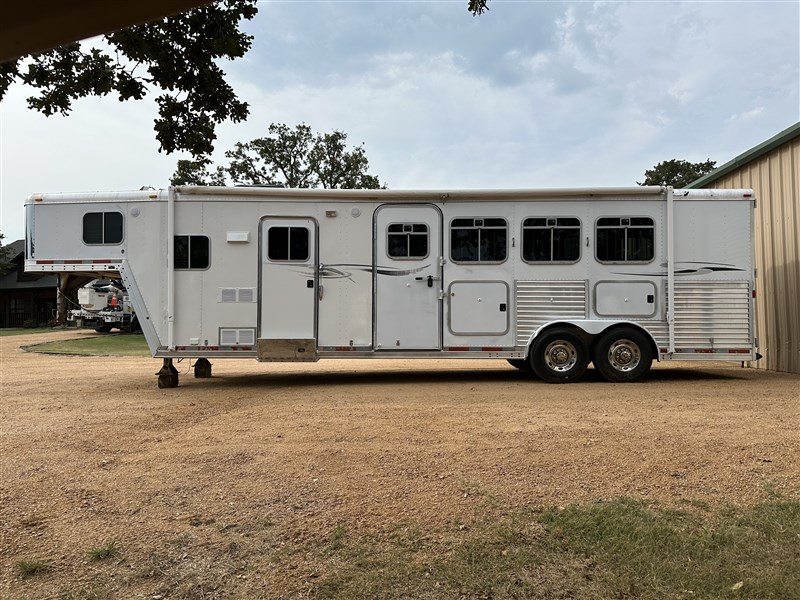 2003 Featherlite 8581 4 horse w/living quarters