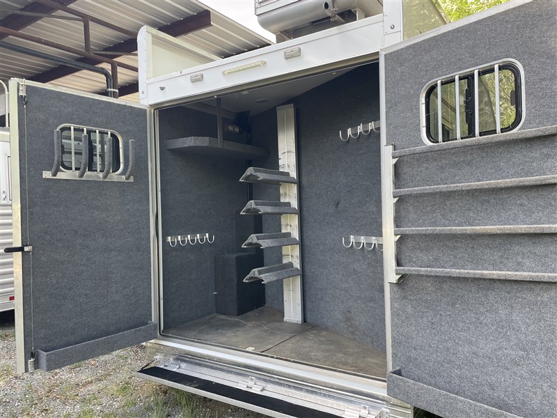 2019 Bloomer 4 horse living quarters