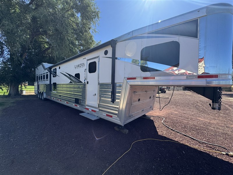 2021 Lakota Bighorn - Side load, bunks, full back tack