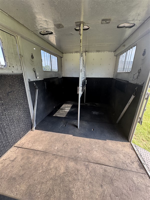 2003 Featherlite 9810