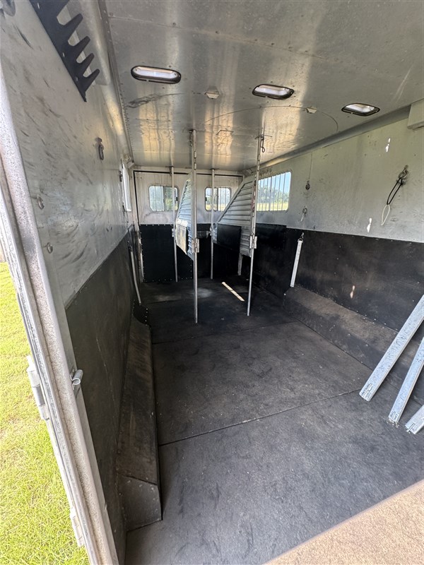 2003 Featherlite 9810