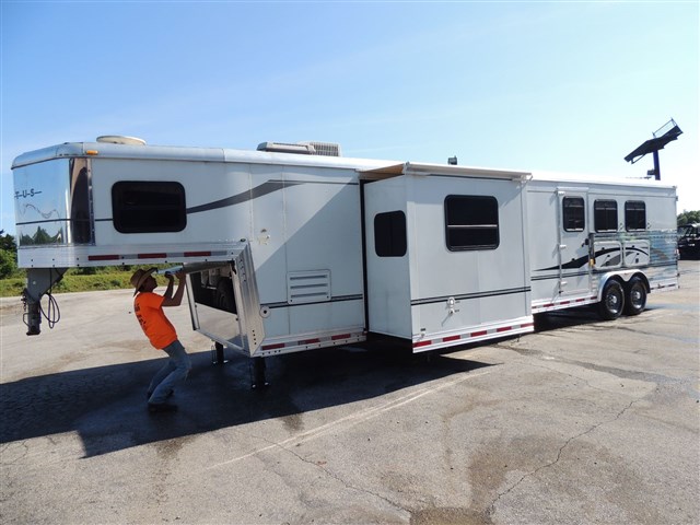 2006 BISON Stratus 3 horse 8 WIDE WITH SLIDE OUT