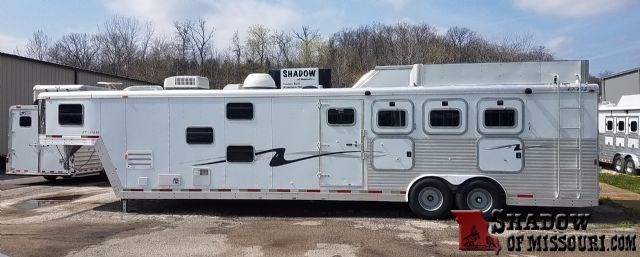 2003 Exiss 4H 14' LQ Bunks, Generator & Hay Rack