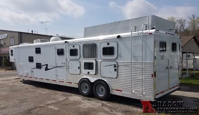 2003 Exiss 4H 14' LQ Bunks, Generator & Hay Rack