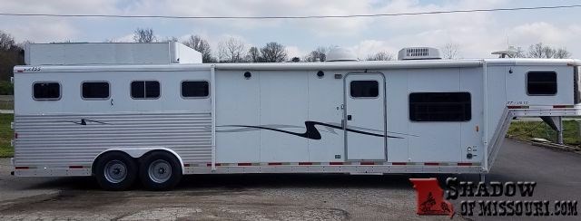2003 Exiss 4H 14' LQ Bunks, Generator & Hay Rack