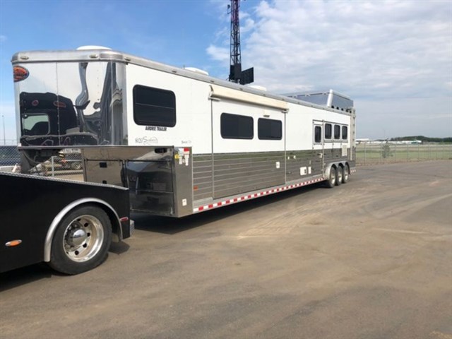 2009 Sundowner 4H 21' LQ, 2 Slides, Air Ride, Pod, Gen!