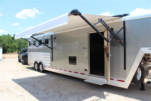 2018 Featherlite 9821 - LIVING QUARTERS
