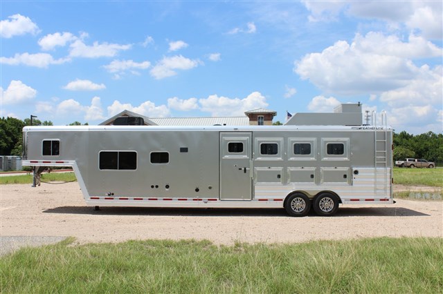 2018 Featherlite 9821 - LIVING QUARTERS