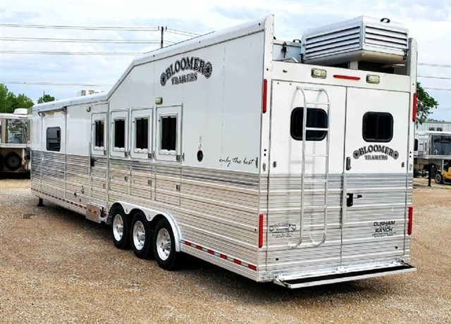 2015 Bloomer 4H 16' Outlaw LQ, Slide, & Integrated Hay Pod