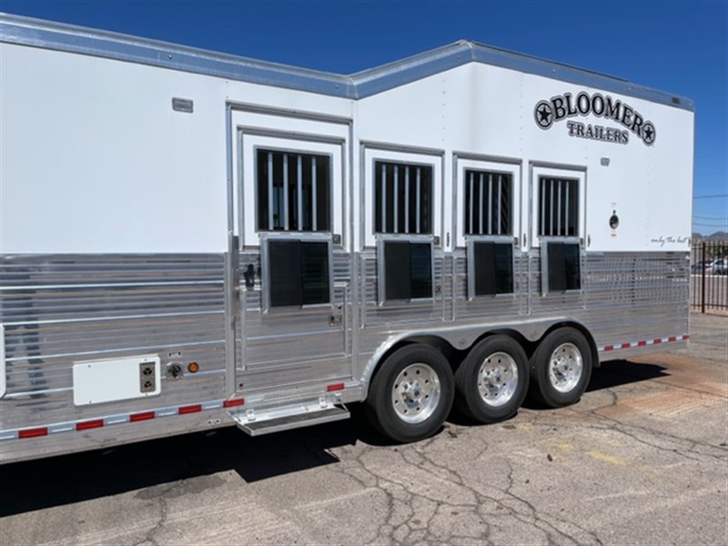 2022 Bloomer 4 horse 18' shortwall !! SALE PENDING