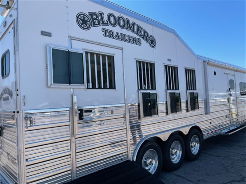 2022 Bloomer 4 horse 18' shortwall !! SALE PENDING