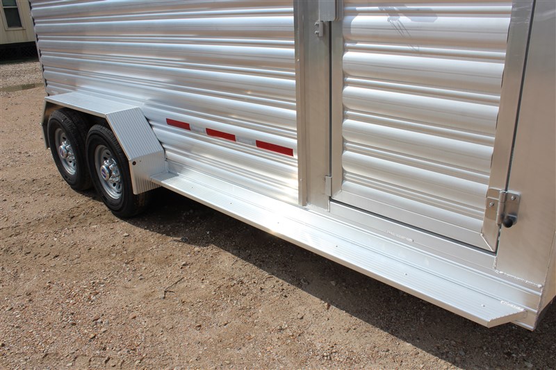 2022 Featherlite 8117 - 16' GN Livestock