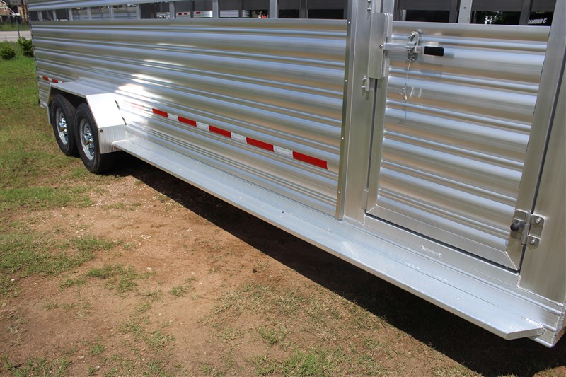 2023 Featherlite 8117 - 24' Gooseneck Livestock Trailer