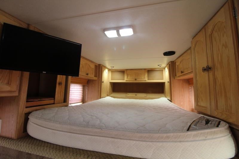 2004 Charmac Reduced $3400 Charmac Xpress LQ 4 Horse - Sofa - L