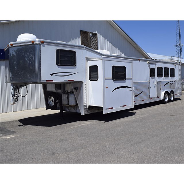 2004 Silverlite 4-Horse with LQ and MT w/Fold down bunks