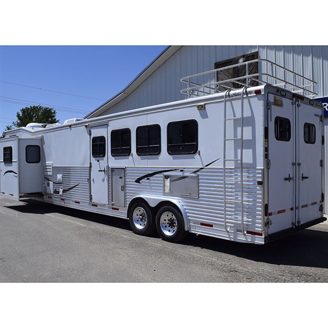 2004 Silverlite 4-Horse with LQ and MT w/Fold down bunks